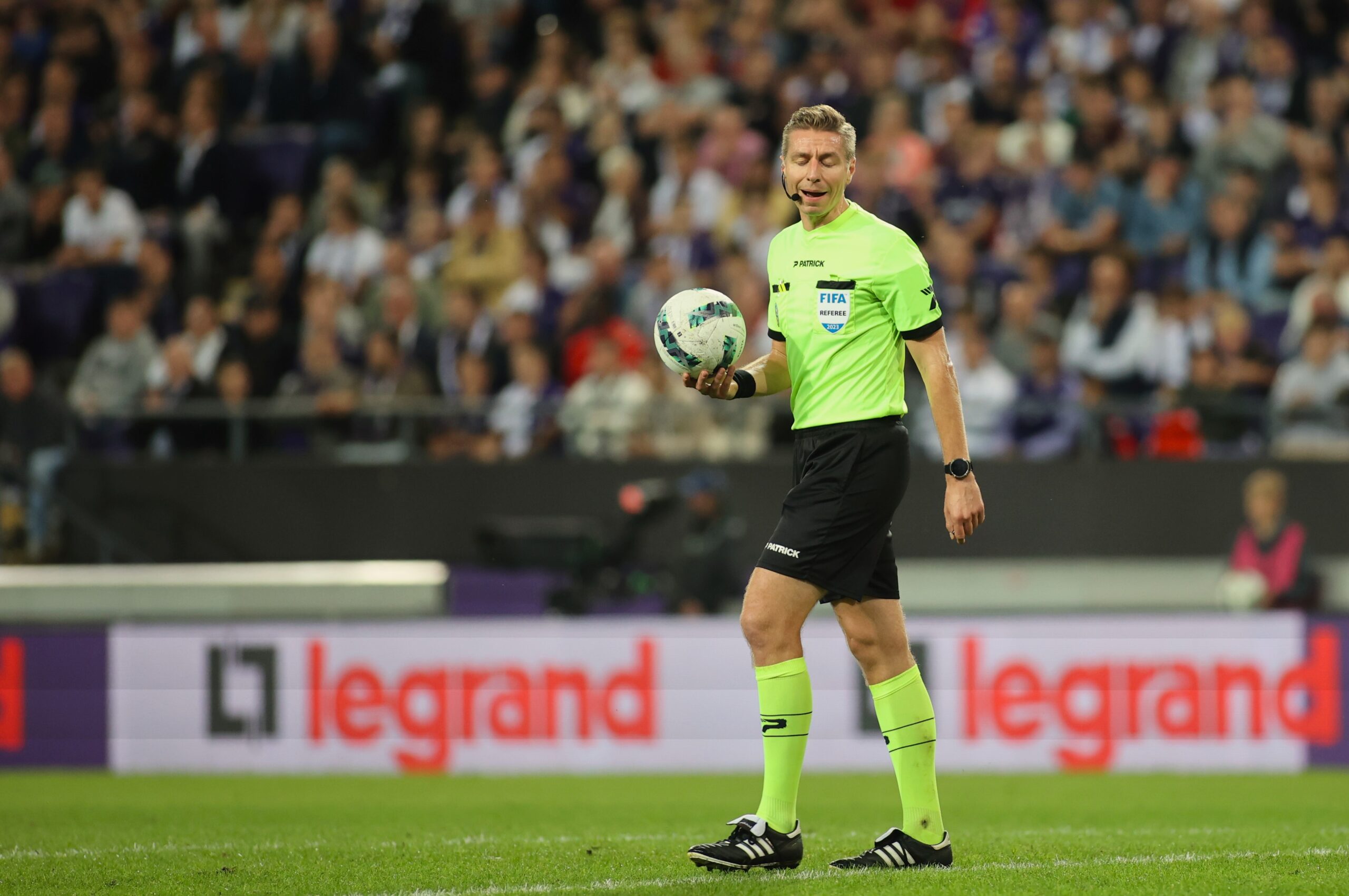 Dit zijn de hogere vergoedingen voor scheidsrechters en de VAR ...