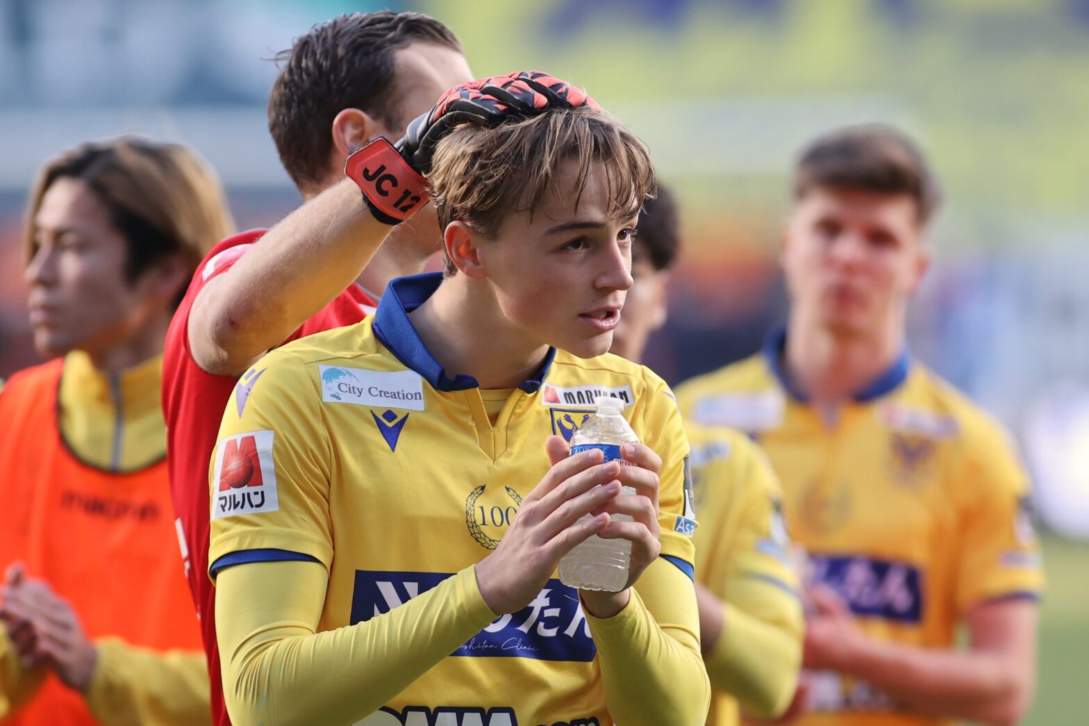 Matte Smets pinkte een traan weg. Afscheid STVV? - Voetbalbelgie.be