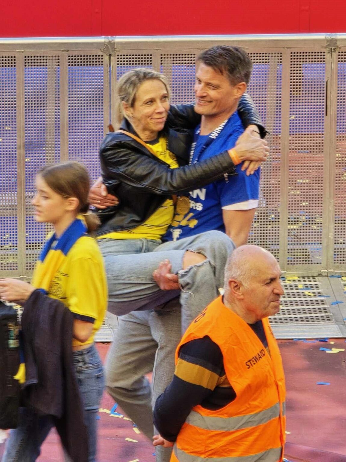 BEKIJK | Blessin draagt zijn revaliderende vrouw naar het speelveld ...